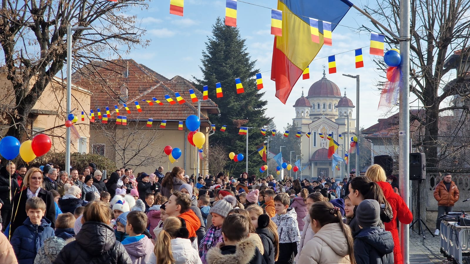 Oficiali și copii, în hora unirii, la Târgu Jiu. Mica Unire ...